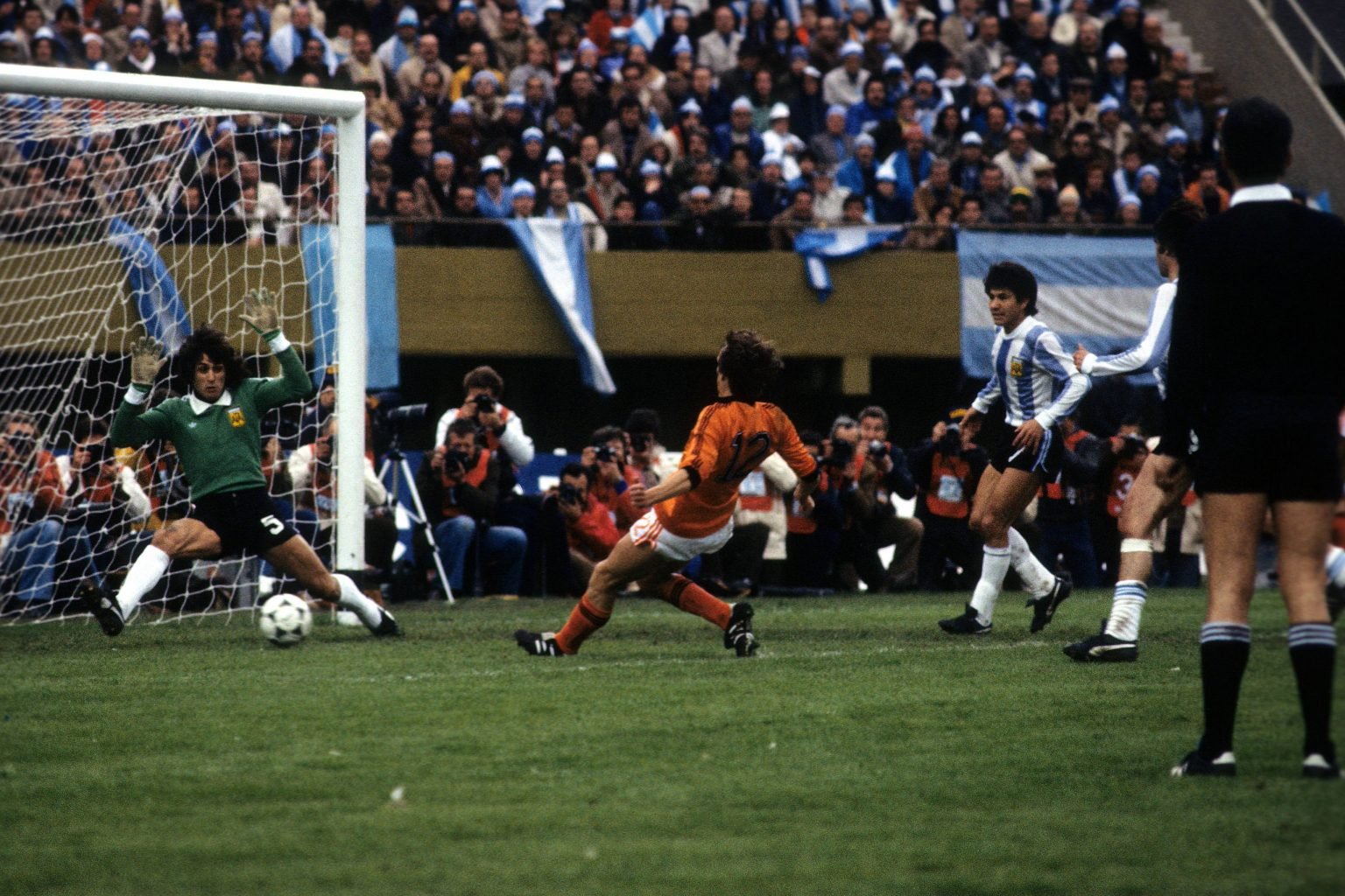 A história do garçom que revelou o segredo das traves da Copa de 1978 ...